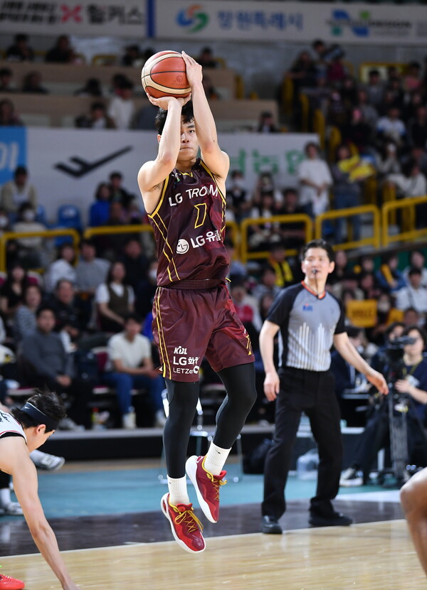 'KBL 역대 신인 최다 3점슛 신기록' LG 유기상 "100개도 노려볼 것"