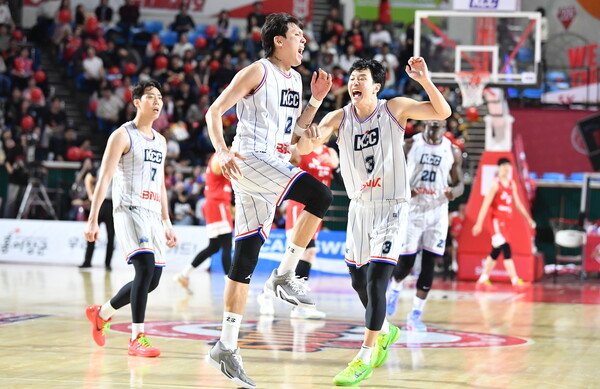 프로농구 KCC, 100% 확률 잡았다… 적지에서 SK 잡고 6강 PO 2연승
