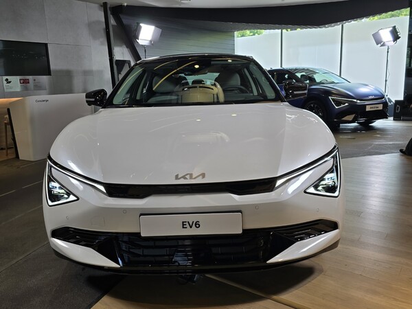 [현장에서] 기아 ‘더 뉴 EV6’, 주행거리 494km로 늘리고도 가격 동결