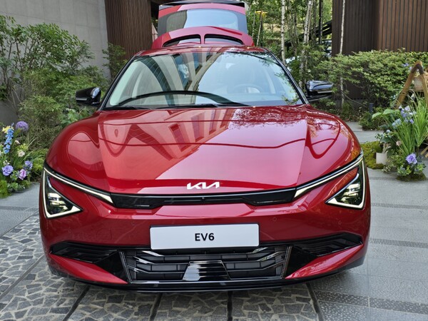 [현장에서] 기아 ‘더 뉴 EV6’, 주행거리 494km로 늘리고도 가격 동결