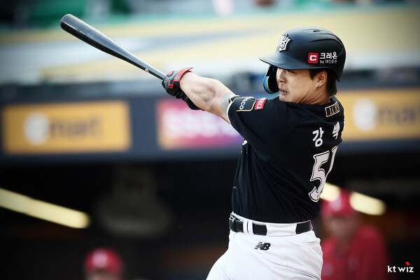 '강백호 그랜드슬램' KT, SSG에 역전승… 5위 도약