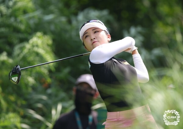 이예원, KLPGA 한화클래식 3R서도 선두 질주… 박지영, 이가영 2타차 맹추격