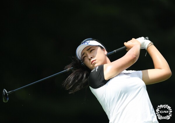 시즌 2승째 노리는 윤이나, KLPGA 투어 하나금융 챔피언십 2R 단독 선두