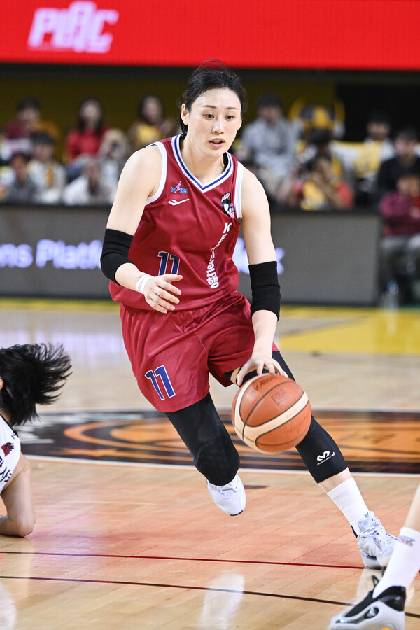 강이슬 28득점 폭발... 여자프로농구 KB, BNK 꺾고 공동 4위 도약