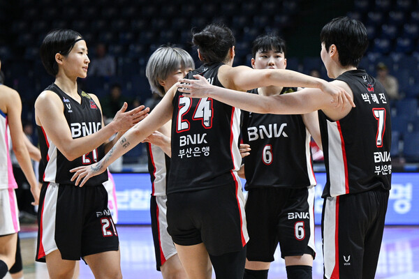 박혜진 21득점 폭발... BNK, 4강 PO 1차전서 삼성생명 제압