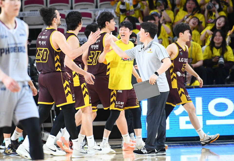 LG, 4강 PO 2차전서 현대모비스에 84-75 승리… 챔프전 진출 '초읽기'