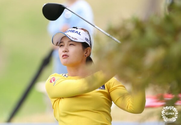 박현경, KLPGA 챔피언십 2R 공동 선두 도약
